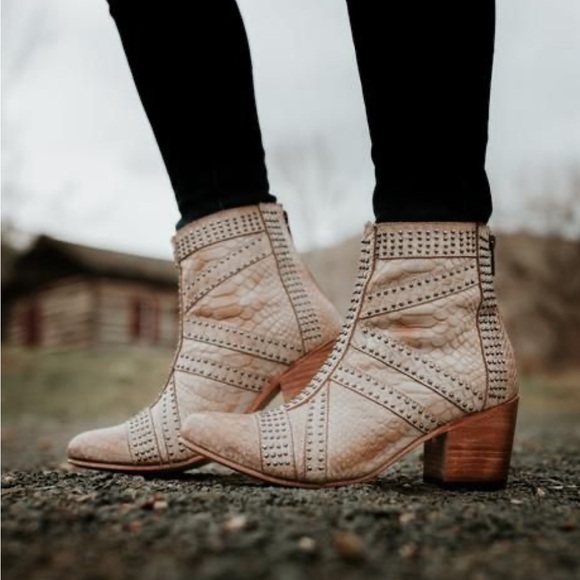 Freebird by Steven | Shoes | Freebird By Steven Nelle Brand New With Box Freebird Cloth And Card ...